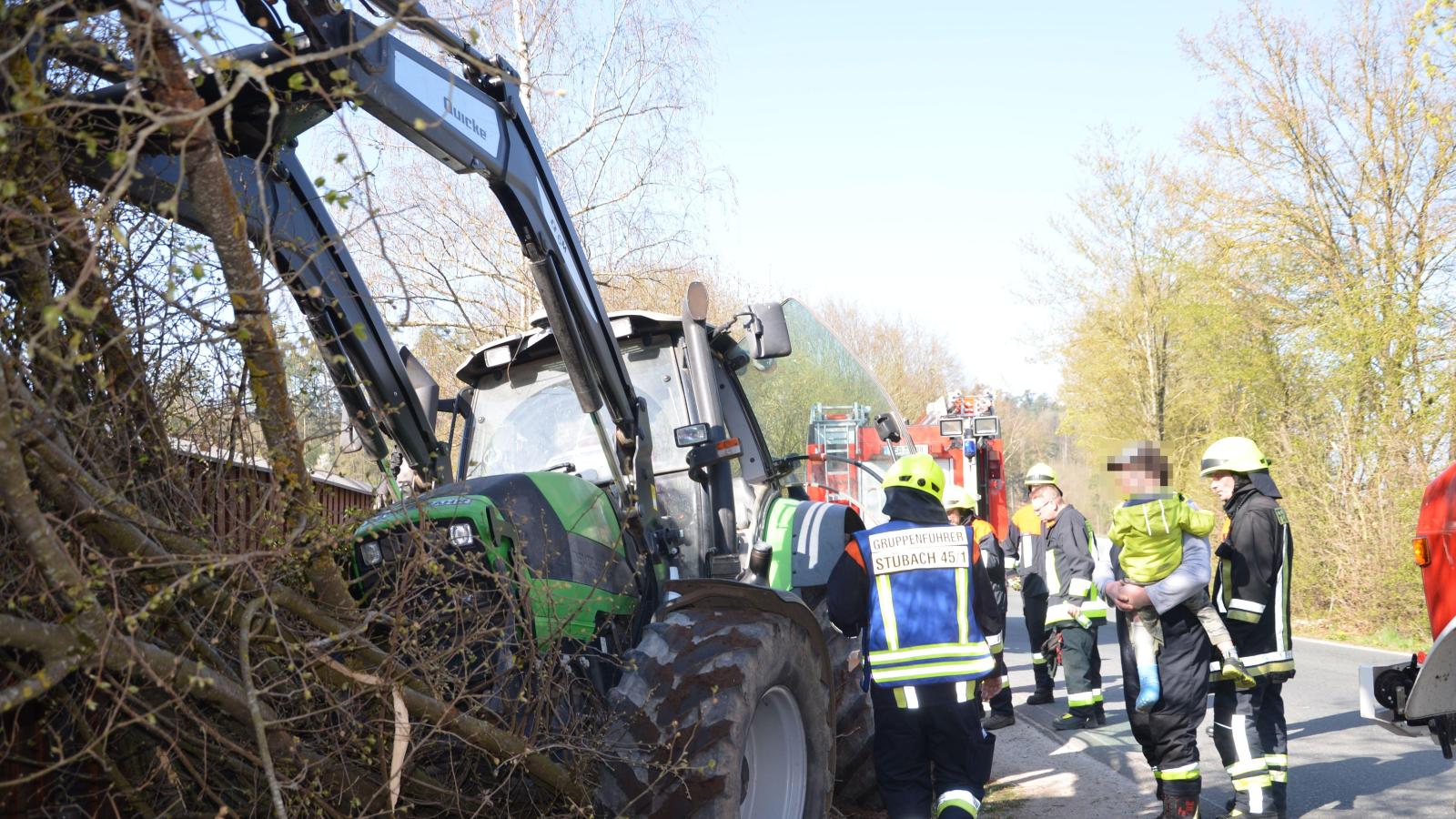 Unfall bei Diespeck: Traktor kracht gegen einen Baum | FLZ.de