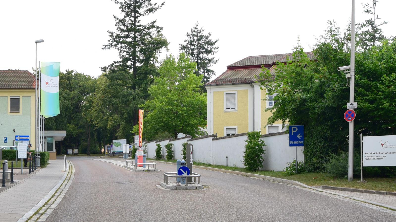 Frau mimt Pferd: Kuriose Attacke auf Polizisten in Ansbach | FLZ.de