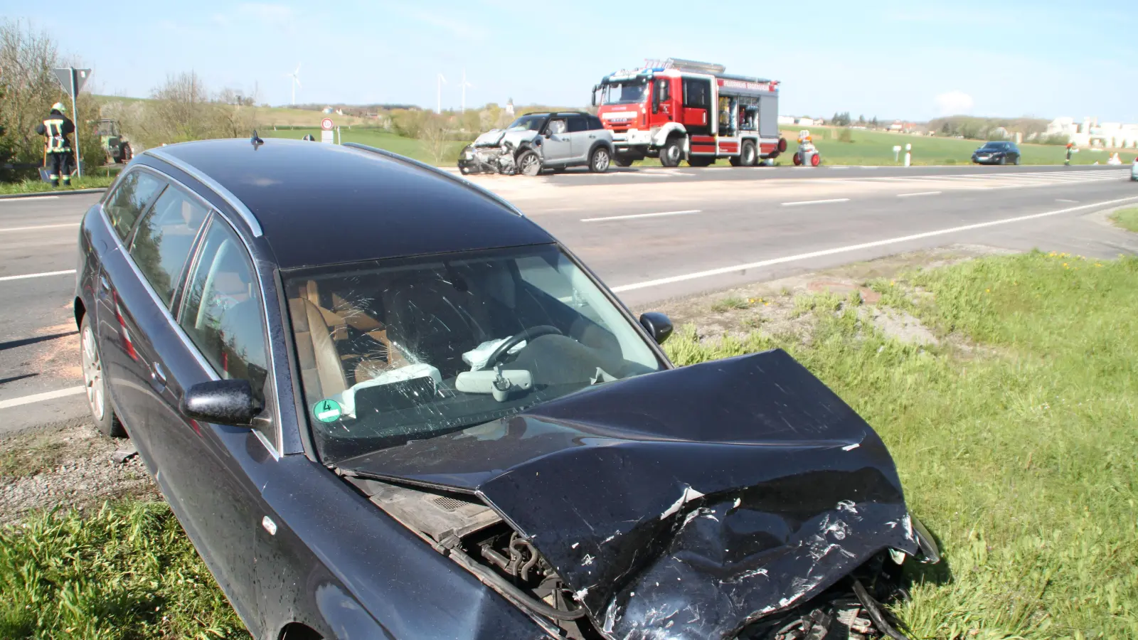 Unfall beim Abbiegen: Autofahrerin übersieht Pkw auf der B13 | FLZ.de