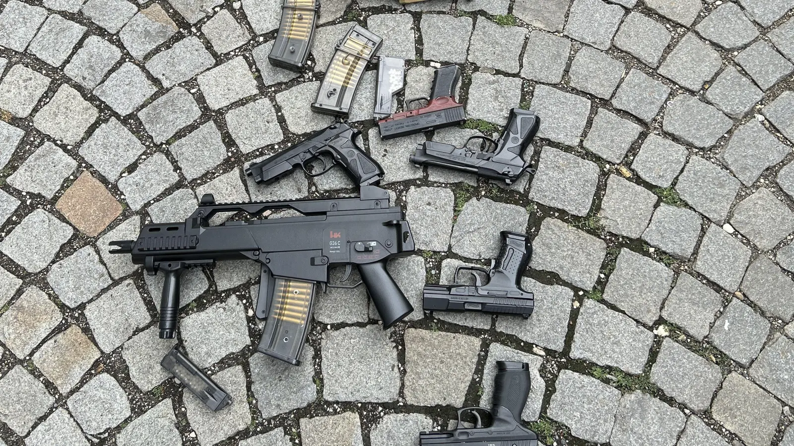 Fake-Waffen und Tarnkleidung: Teenager lösen Polizeieinsatz aus | FLZ.de
