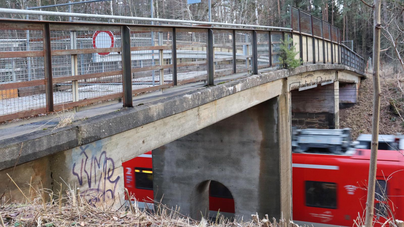 Bahnbrücke bei Petersaurach: Abriss rückt näher | FLZ.de