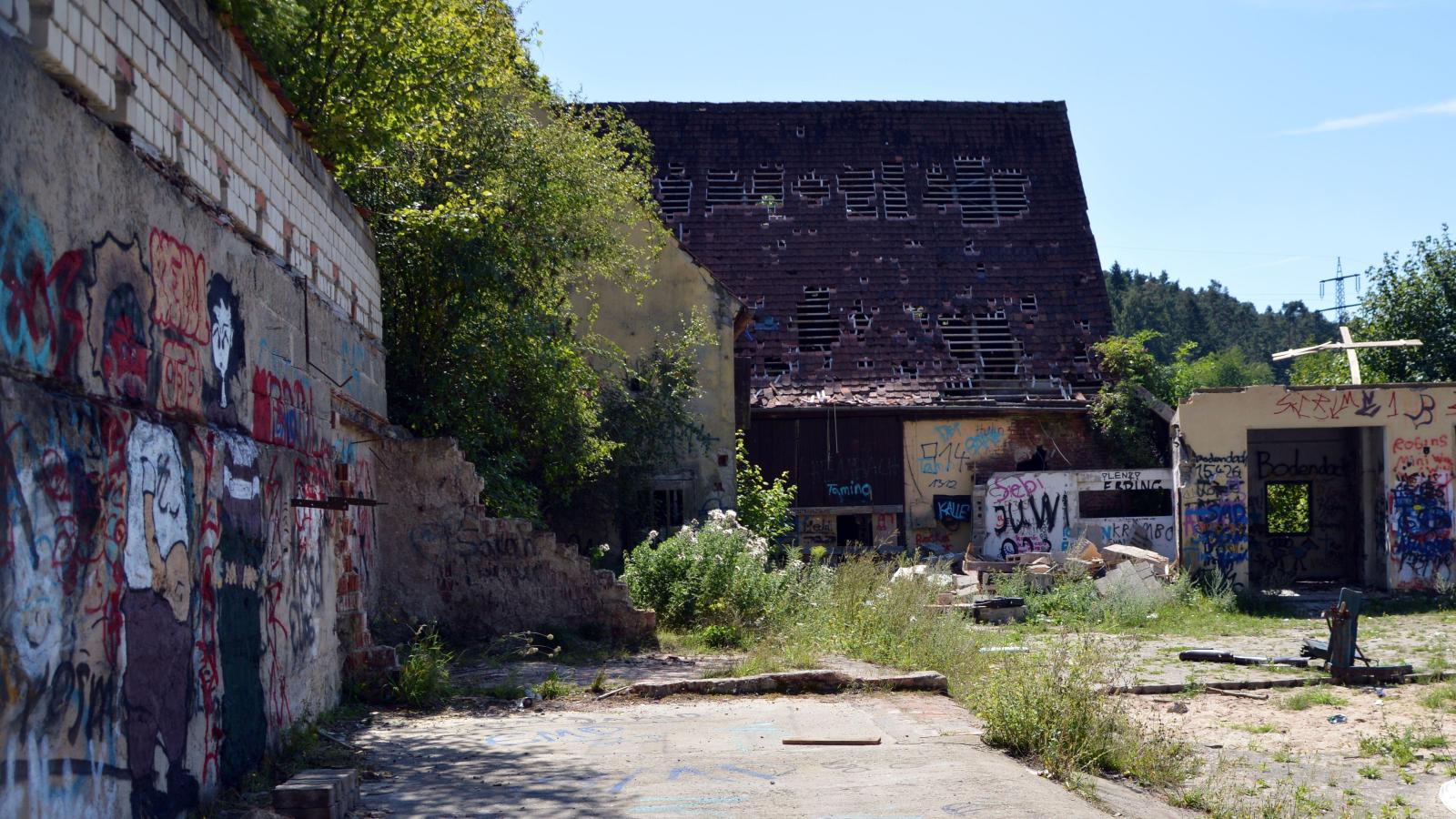 „Schanzenfest” in Altschauerberg: Abriss aller Gebäude des Drachenlords ...