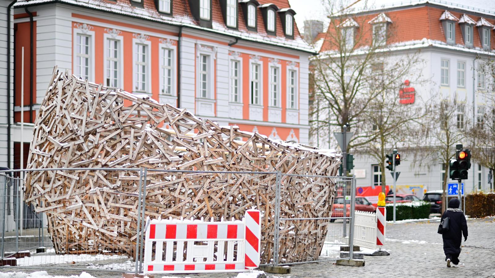 Ansbach: Skulptur auf dem Schlossplatz wird früher abgebaut | FLZ.de