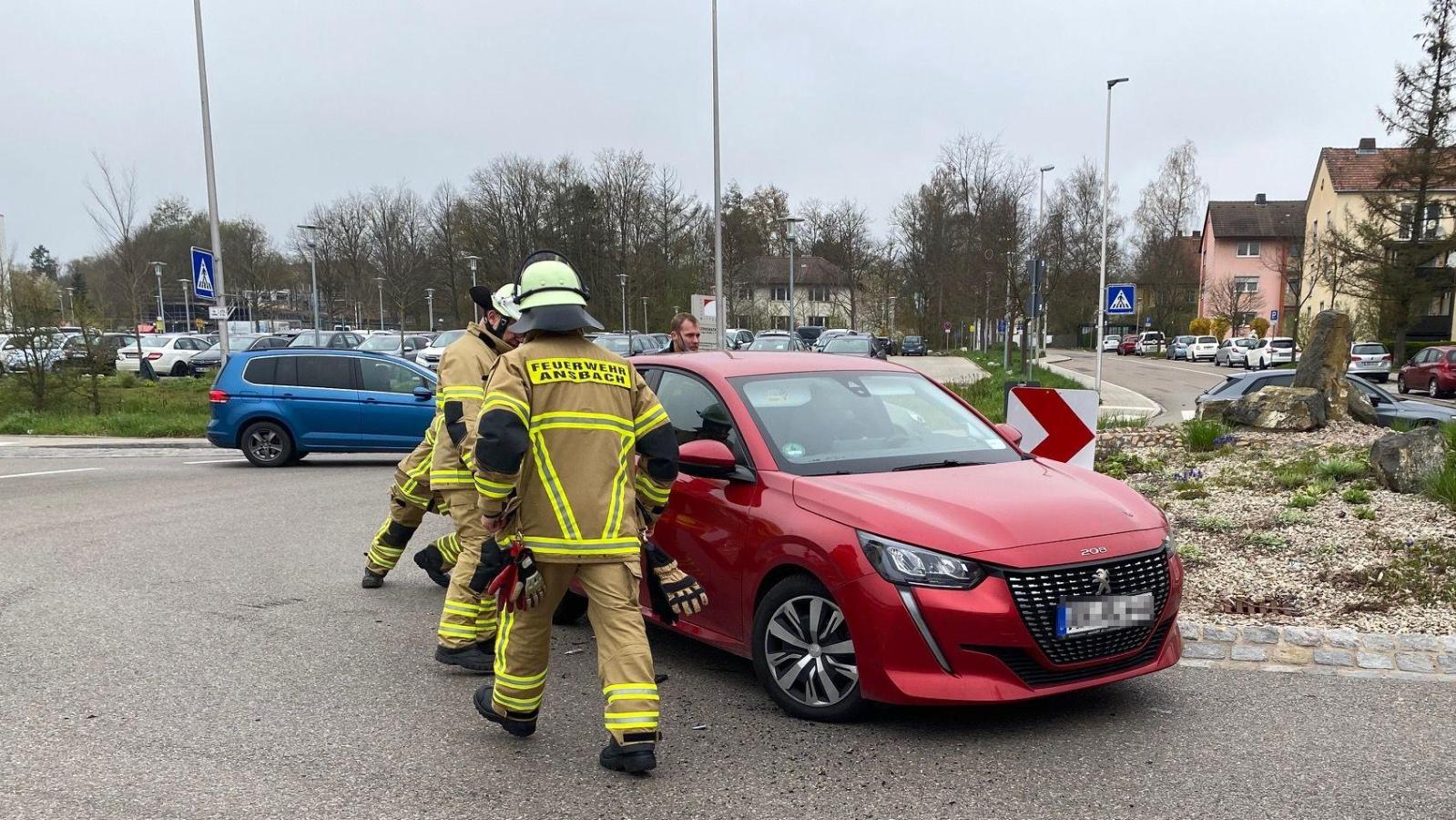 Unfall mit Verletzten in Ansbach: Lkw rammt Auto im Kreisverkehr | FLZ.de