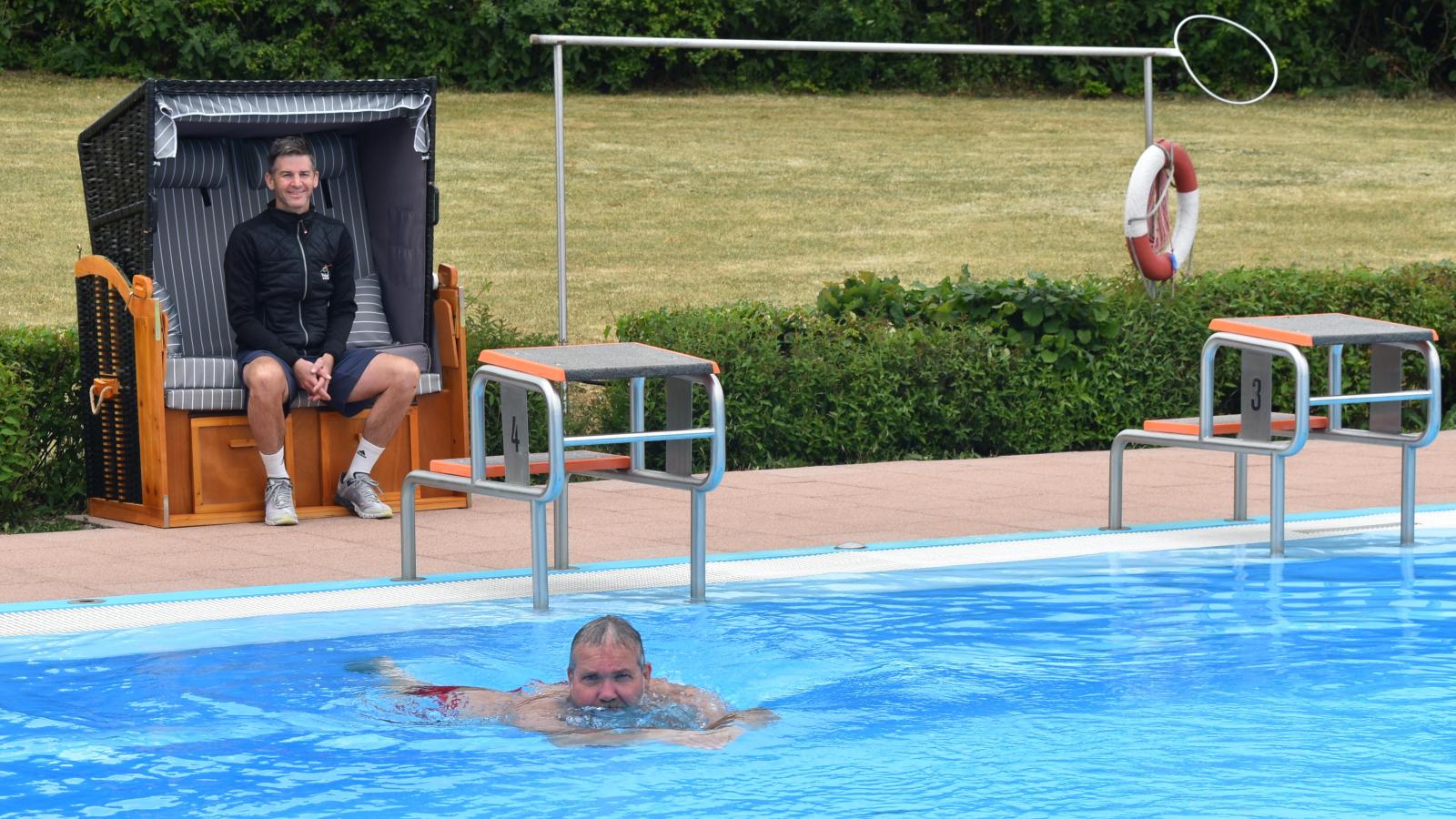 Michael Reuter lernt in Neuhof den Job des Schwimmmeisters | FLZ.de
