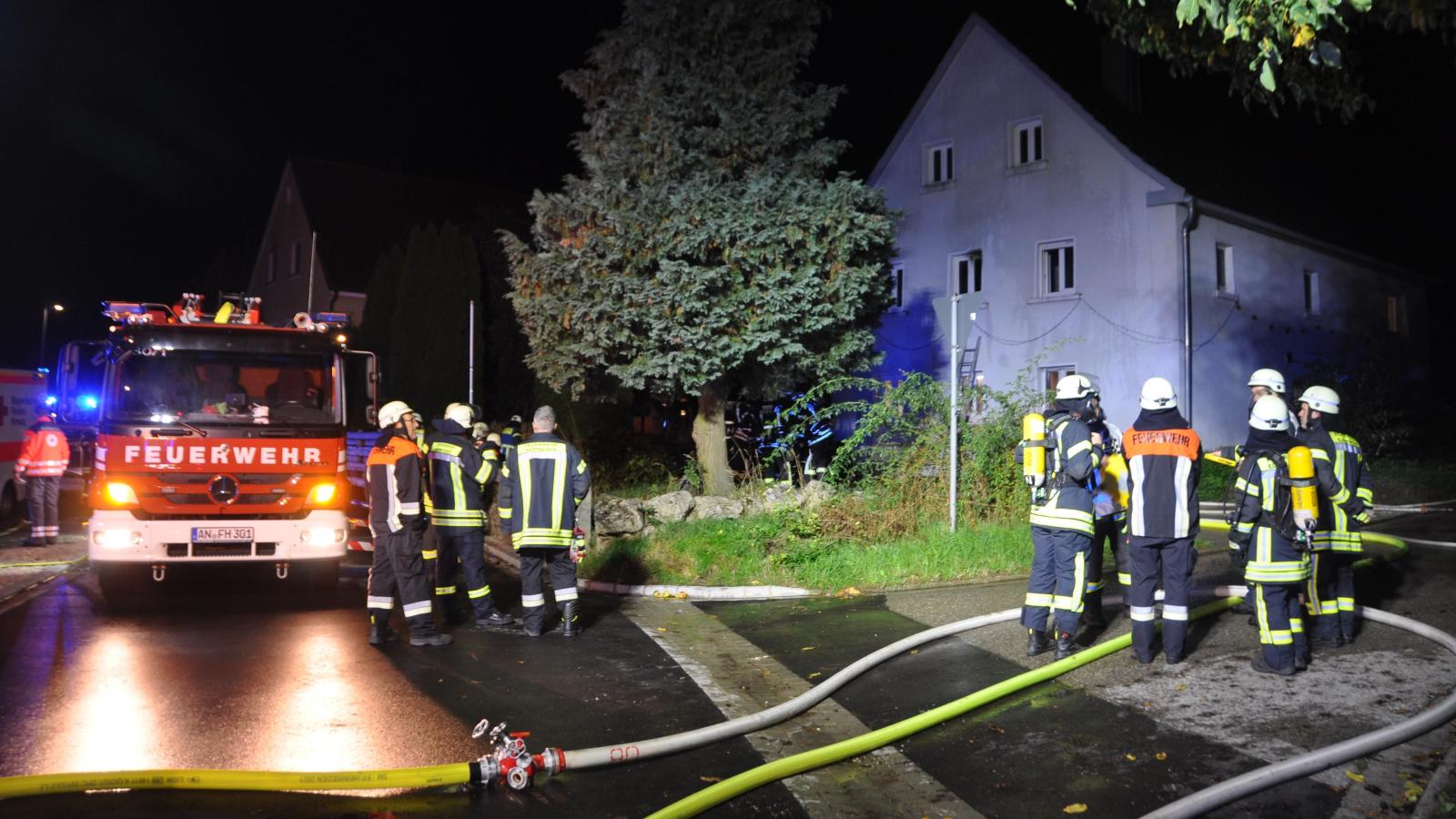 Heizlüfter schuld: 13 Personen retten sich aus brennendem Haus | FLZ.de