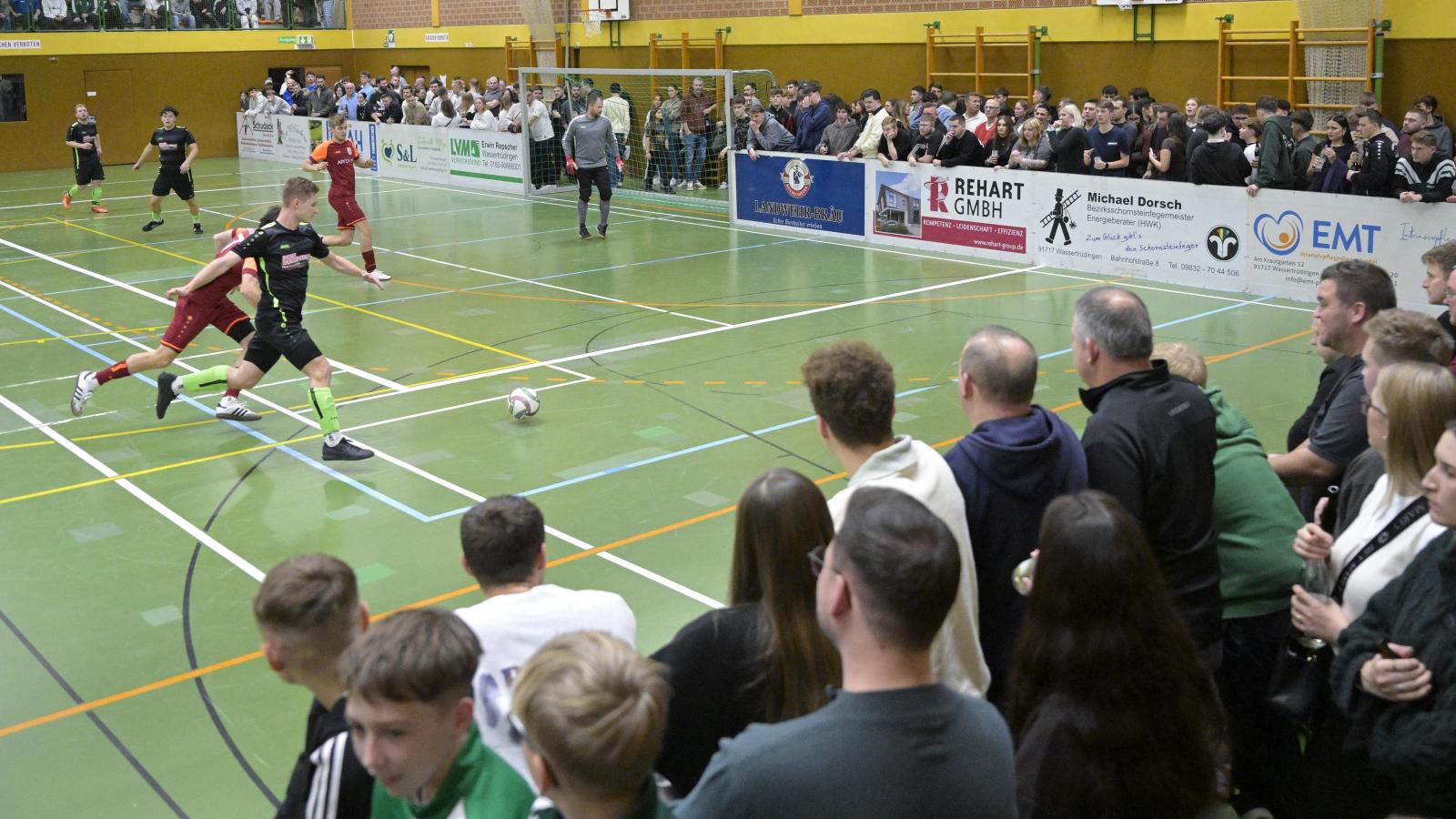 1000 Fußballfans feiern das Weihnachtsspektakel in der Hesselberghalle ...