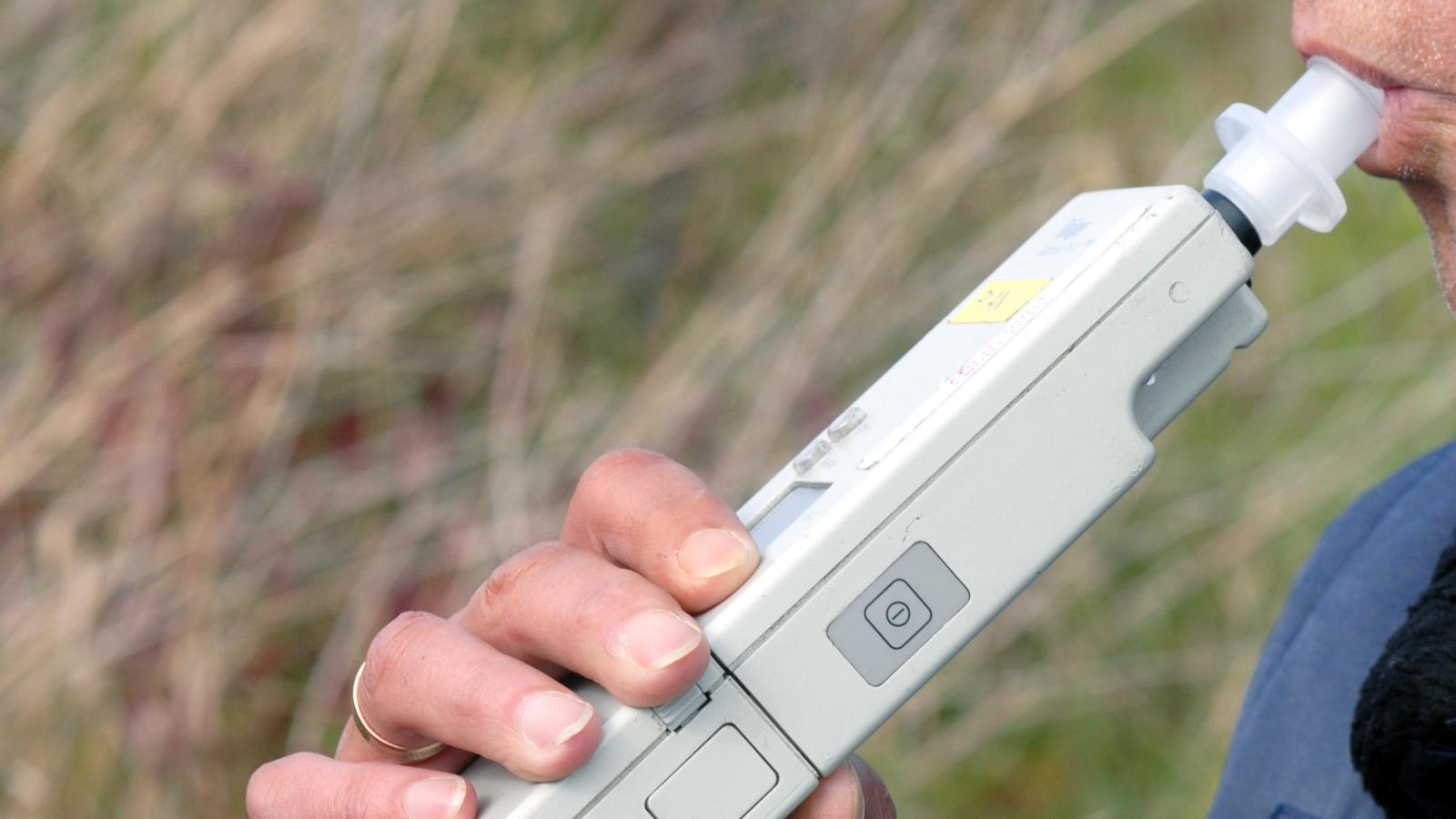 Stark alkoholisiert Unfall gebaut: Autofahrt in Wassertrüdingen endet am Baum | FLZ.de
