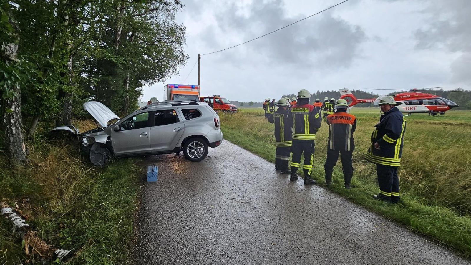 Fahrer stirbt am Steuer: SUV prallt beim Charhof gegen Baum | FLZ.de