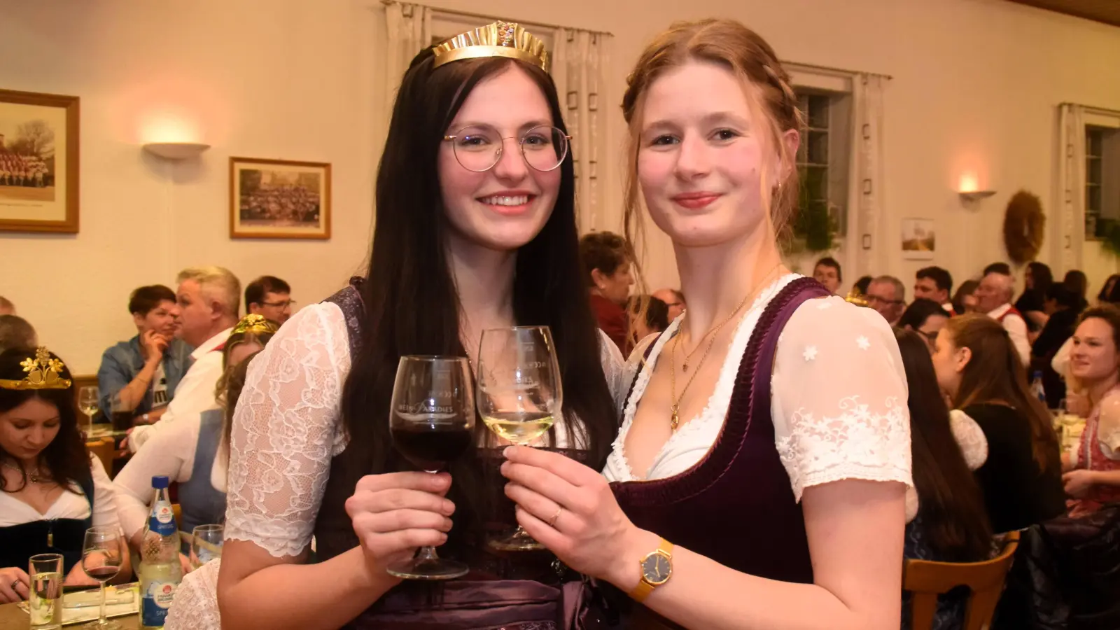 Krönung im vollen Saal: Weigenheims Weinprinzessin heißt nun Emma | FLZ.de