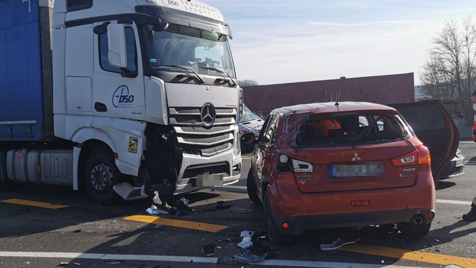 Schwerer Unfall auf A7 bei Neusitz: Autofahrerin übersieht Lkw | FLZ.de