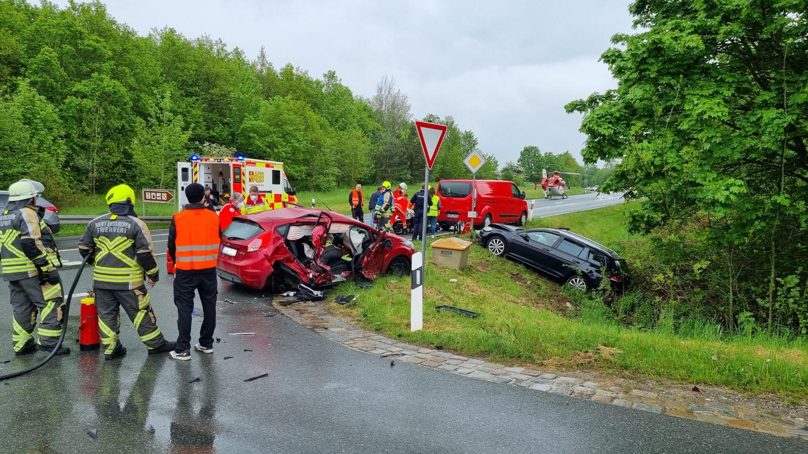 Zwei Schwerverletzte bei Unfall auf der B8 bei Hagenbüchach | FLZ.de