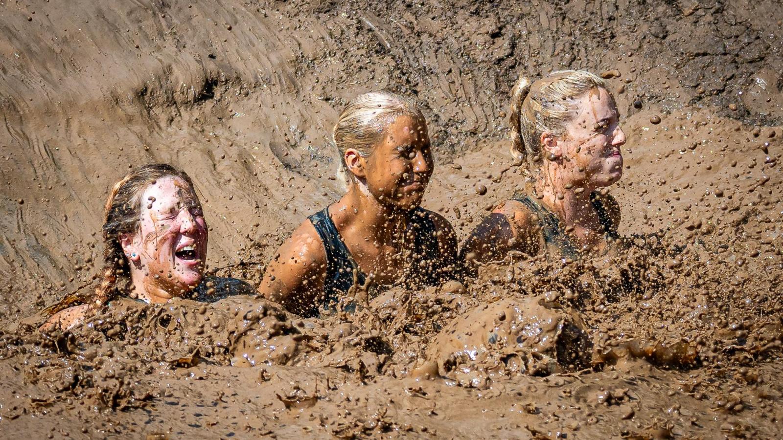 Der Schlamm der Wörnitz lockt 5500 Menschen: Die Bilder vom Mud Masters ...