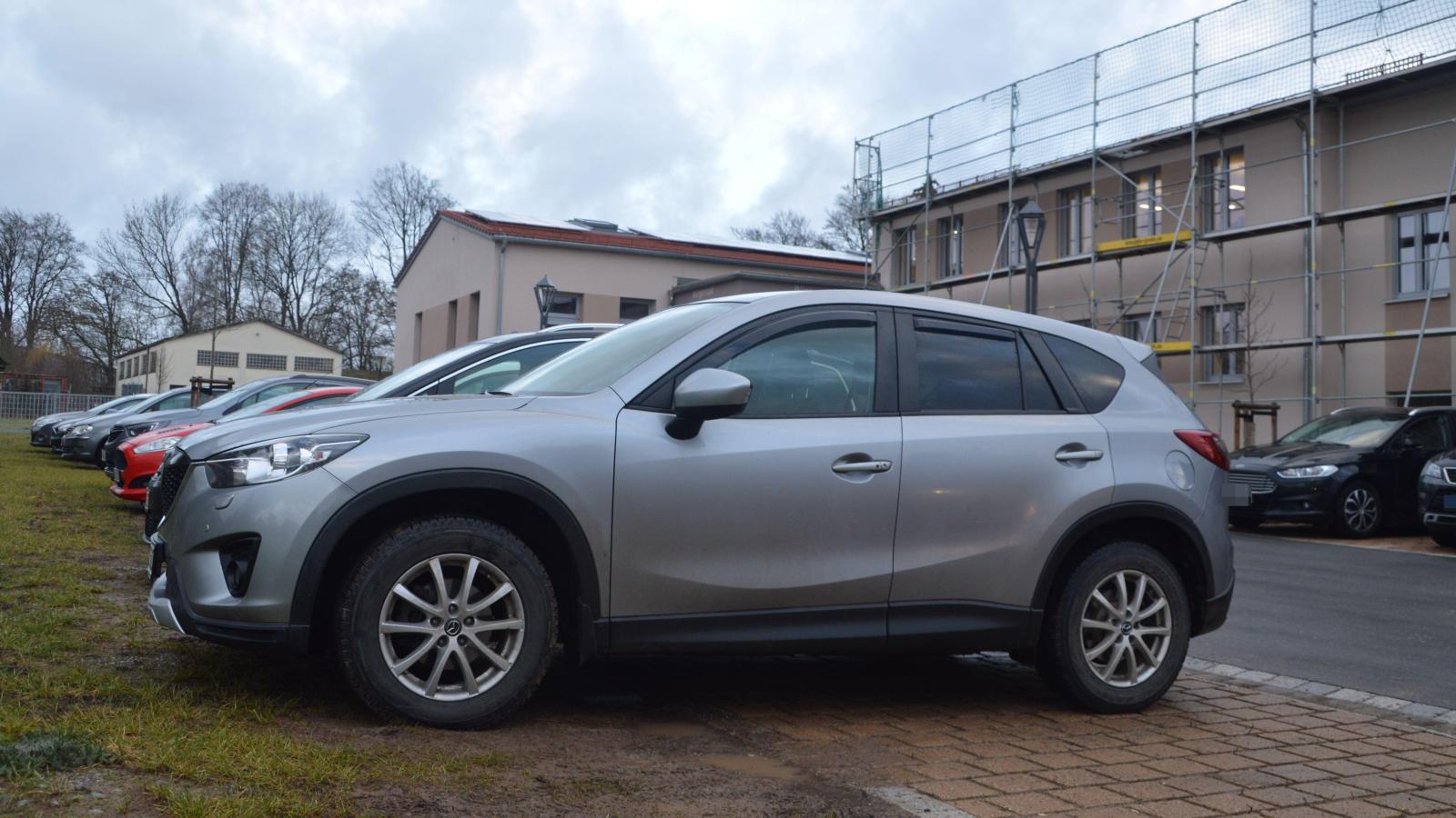 Vor dem neuen Rathaus in Uehlfeld stehen die Autos im Matsch | FLZ.de