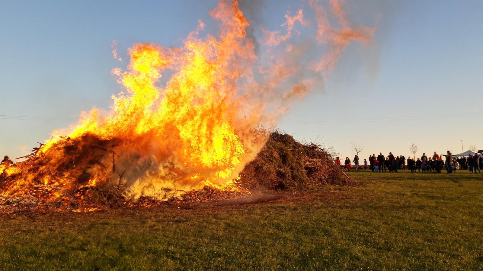 Osterfeuer in Westmittelfranken: Gefährdet die Trockenheit die ...