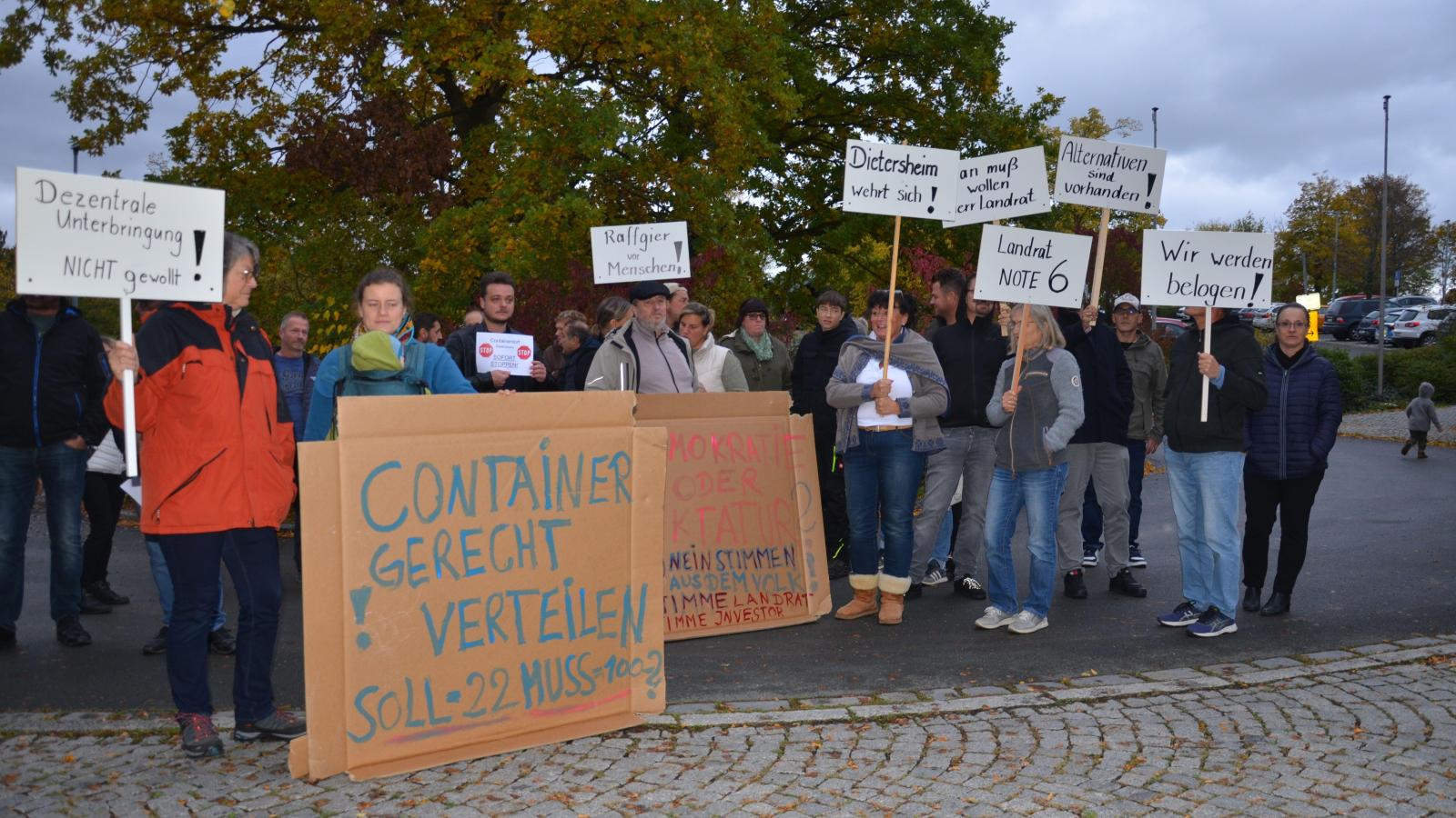 Containerdorf in Dietersheim: Wut auf Landrat und andere Kommunen | FLZ.de