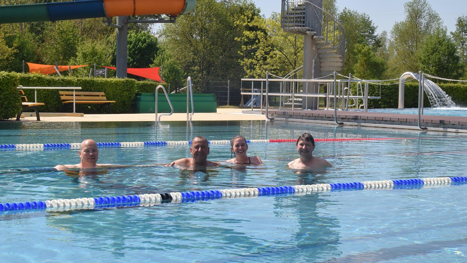 Anbaden in Bad Windsheim: Bürgermeister und Stadtwerkeleiter springen ...