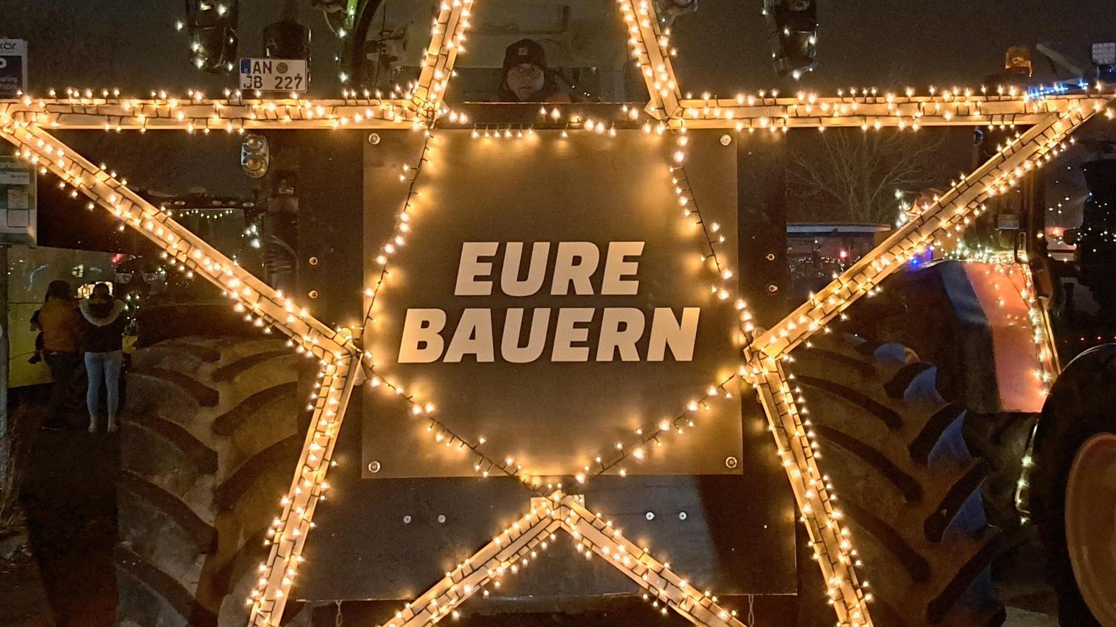 Rollende Lichterketten mit Botschaft: Bulldogparade durch Rothenburg ...