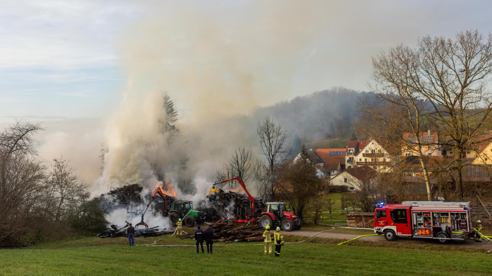 Feuerwehreinsatz in Ansbach: Großer Holzstoß bei Untereichenbach in ...